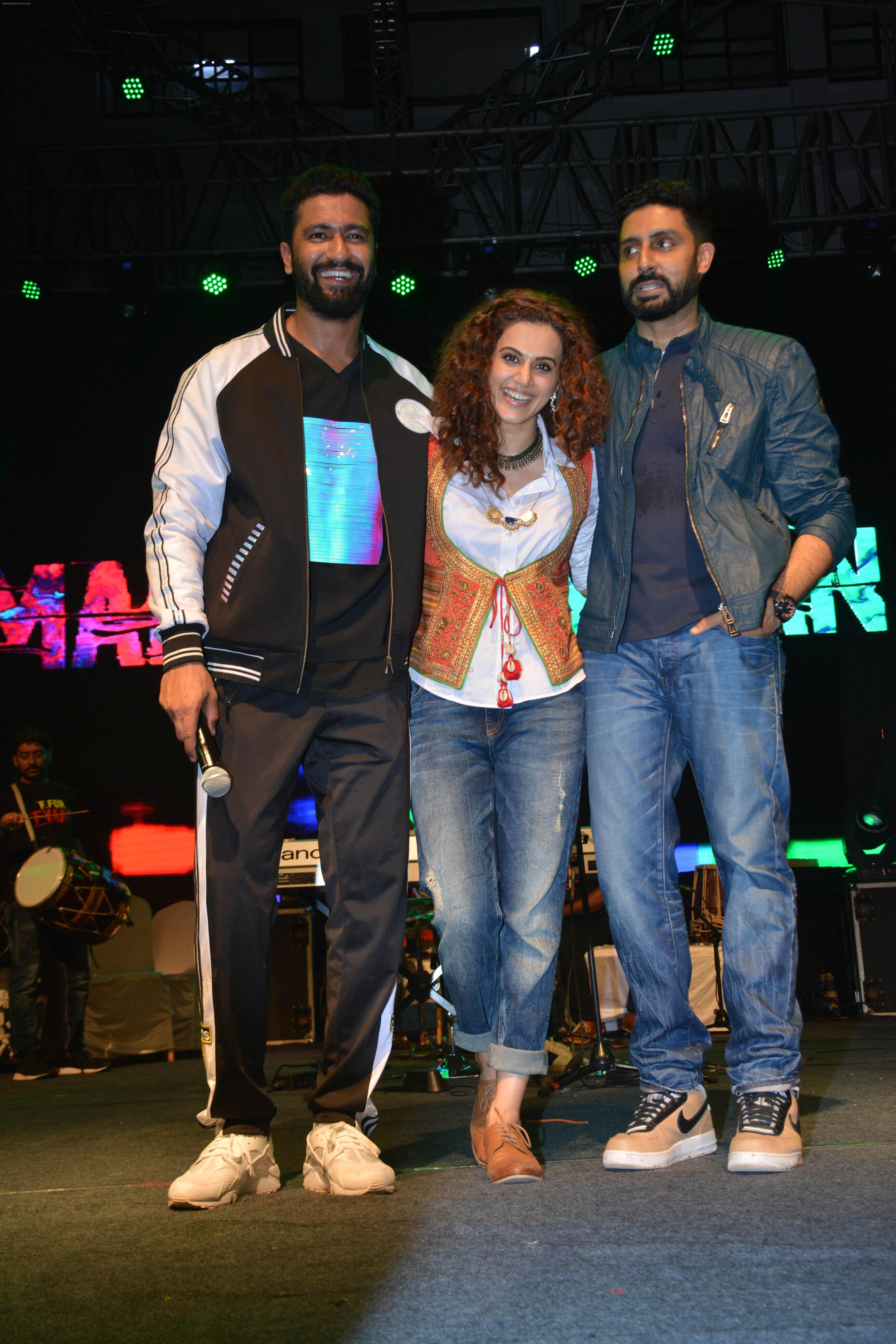 Vicky Kaushal, Taapsee Pannu, Abhishek Bachchan at Manmarziyaan Music Concert in NM College In ...